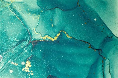 고해상도 배경 디자인을 위한 황금 줄무늬 액체 잉크 기술 텍스처가 있는 추상 밝은 빛나는 색상 유체 배경 손으로 그린 알코올 그림 프리미엄 사진