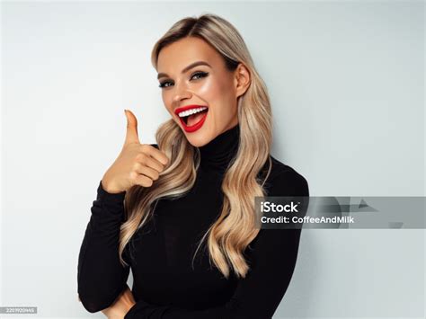 밝은 배경에 엄지 손가락을 치켜올리는 제스처를 주는 미소 짓는 자신감 있는 여자 광고에 대한 스톡 사진 및 기타 이미지 광고 긍정적인 감정 표현 놀이 Istock