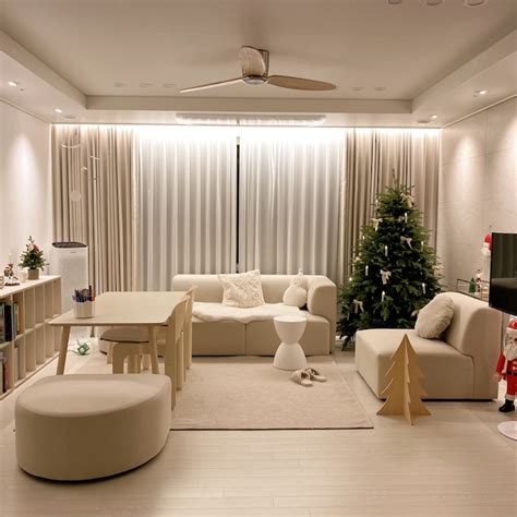 화이트and우드 바탕에 감성 소품으로 포인트 살린 31평 라이프스타일 슈퍼앱 오늘의집