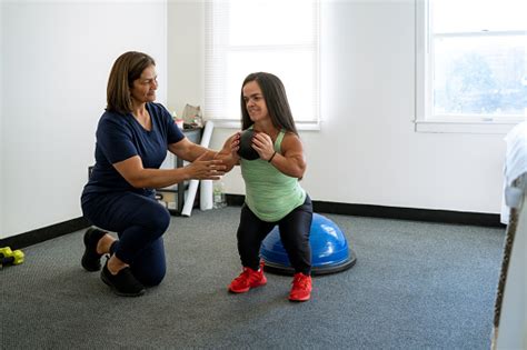 왜소증을 가진 여성 고객과 기술을 수행하는 물리 치료사 2명에 대한 스톡 사진 및 기타 이미지 2명 45 49세 50 59세 Istock
