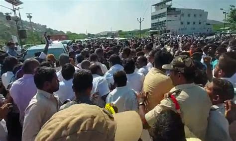 మంత్రి పెద్దిరెడ్డికి షాక్ కాన్వాయ్ పై చెప్పులతో దాడి Ysrcp Activists Showing Foorwear To