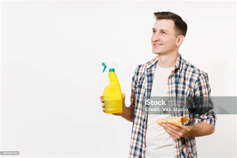 젊은 정부 남자 지주 청소 걸 레 화이트 빈 빈 살포 병 청소기 액체 흰색 배경에 고립 남자 집 집안일 하 고입니다 광고에 대 한 공간을 복사 합니다 청결 개념입니다 가사
