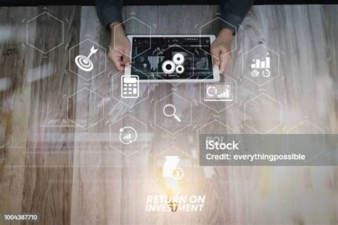 크리에이 티브 비즈니스 작용입니다 사진 그래픽 디자이너 손을 나무 테이블 디자인 디지털 태블릿 및 Ligt 전구 사용 디지털 비즈니스 전략 계층 효과입니다 위에서 볼 이중