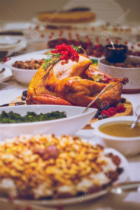 추수 감사절을위한 맛있는 식사 테이블 중앙에 맛있는 박제 칠면조 집에서 전통적인 미국 가족 휴가 축제 저녁 식사 사진 배경 및 무료 다운로드를위한 그림 Pngtree