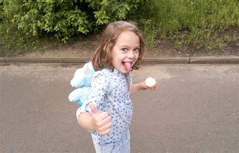 아이스크림을 먹은 재미있는 금발 파란 눈동자 소녀는 혀를 내밀고 몸짓처럼 보여줍니다 장난 꾸러기 장난 꾸러기 금발 머리에 대한 스톡 사진 및 기타 이미지 Istock