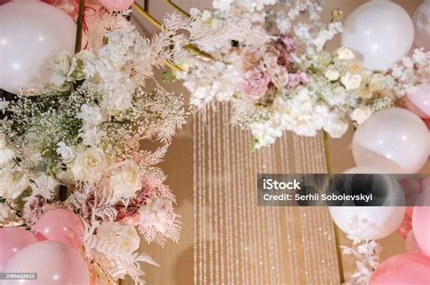 결혼식 피로연을 위한 포토존 또는 소녀의 생일 파티를 축하하기 위한 축제 구역 아치는 분홍색과 흰색 풍선 꽃으로 장식되어 있습니다 사진 벽 장식 공간 또는 텍스트를 위한