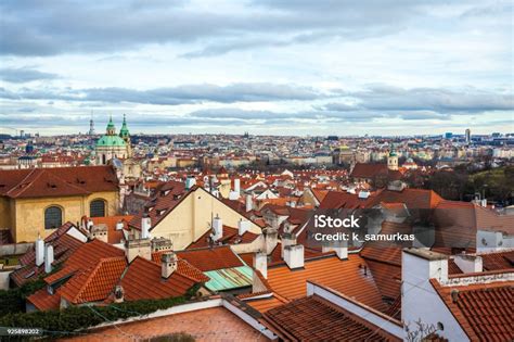빨간 지붕 집에 프라하의 보기입니다 역사적인 구시가지에서 위에서 놀라운 보기입니다 프라하 체코 공화국입니다 프라하는 유명 하 고 인기 있는 여행 목적지 도시 0명에 대한