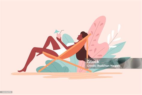 귀여운 쾌활한 젊은 여자는 칵테일 한 잔과 라운저에 누워 라운지 의자에 대한 스톡 벡터 아트 및 기타 이미지 라운지 의자