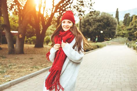 인생을 즐기는 아름다운 어린 소녀는 밖에서 미소를 짓습니다 모자와 유행 색상의 스카프 가을 겨울 2019 2020 따뜻한 가을 일몰 2020년에 대한 스톡 사진 및 기타