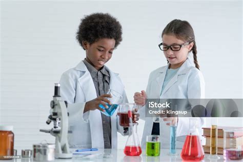 두 명의 어린이 과학자가 학교의 실험실 방에서 화학 실험을 합니다 과학 및 교육 개념 10 11세에 대한 스톡 사진 및 기타 이미지 10 11세 2명 Stem 주제