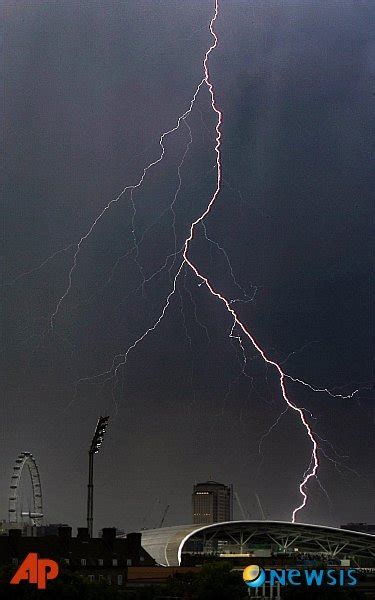 크리켓 경기장 위로 내리치는 벼락 네이트 뉴스