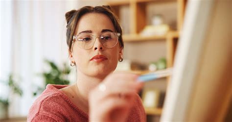 예술가 그림 및 집에서 캔버스를 가진 여자는 창의적인 예술 작품 그림 및 붓으로 디자인합니다 취미 예술 기술 및 영감 프로젝트 및 일러스트레이션을 위해 스튜디오에서 이젤을