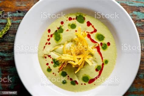 치킨 토르티야 수프 클래식 한 미국 레스토랑 이나 식당 좋아하는 잘게 썬 채소 셀러리 콩 칠리 당근 양파 마늘 올리브 오일과 국물에 볶은 다음 천천히 요리합니다 미국 에서