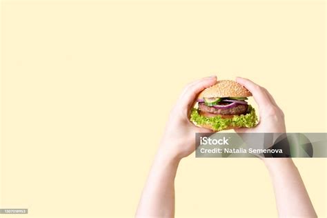 노란 배경에 맛있는 쇠고기 버거를 들고 있는 두 명의 여성 손 햄버거에 대한 스톡 사진 및 기타 이미지 햄버거 건강에 좋지 않은 음식 고기 Istock