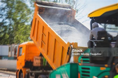 도로 건설 및 수리 작업 중 아스팔트 포장 기계 및 증기 도로 롤러 아스팔트 및 포장 과정 새로운 도로 건설 현장에서 일하는 근로자 층 배치 무인 항공기 0명에 대한 스톡
