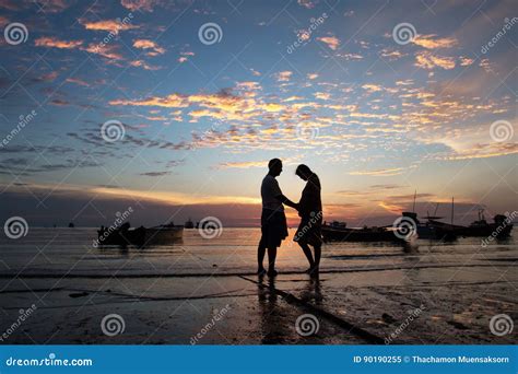 Couples Au Fond De Coucher Du Soleil De Plage Image Stock Image Du