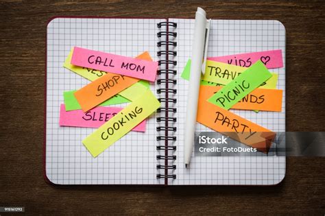 하루를 계획 하 고 휴가 메모장 하 고 서 면된 다른 목표와 다채로운 종이 시트 파티 소풍 요리에 대 한 계획 호출 엄마 쇼핑 및 기타 할 개념을 나열 합니다 필기입니다