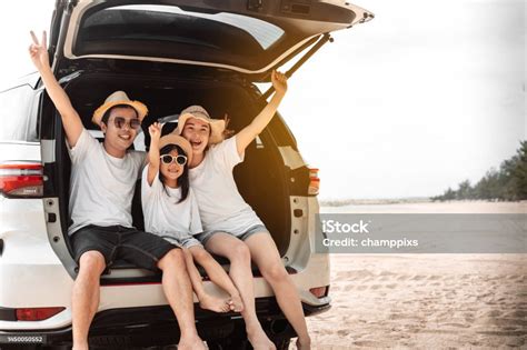 가족 자동차 여행 운전 도로 여행 여름 휴가 일몰 차 아빠 엄마 딸 행복 여행 함께 휴가와 휴식을 즐기고 분위기를 얻고 목적지로 이동 가족에 대한 스톡 사진 및 기타 이미지