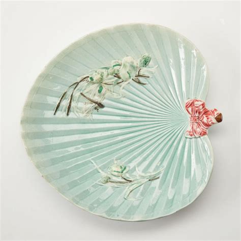 Фаянсовое блюдо в форме листа кувшинки Товарищества М С Кузнецова Тверская фабрика No 4359