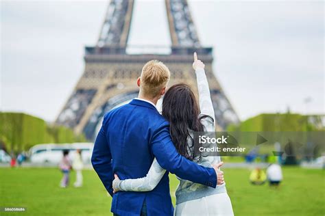 낭만적임 커플입니다 파리 있는 Eiffel Tower 2명에 대한 스톡 사진 및 기타 이미지 2명 가리키기 가족 Istock