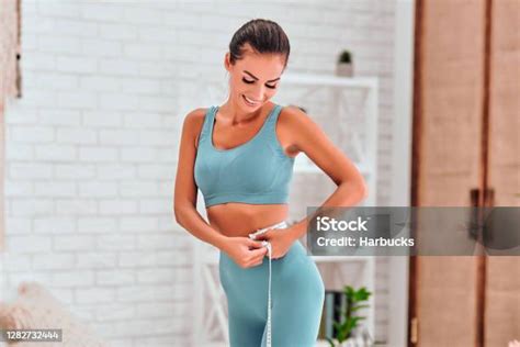 집에서 테이프 측정으로 허리를 측정하는 스팟웨어를 입은 젊은 여성 측정에 대한 스톡 사진 및 기타 이미지 측정 여자 감소