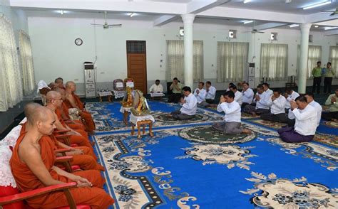 မကွေးမြို့၊ မဟာဝိသုတာရာမကျောင်းရှိ ဆရာတော်ကြီးများအား ဝါဆိုသင်္ကန်း ဆက