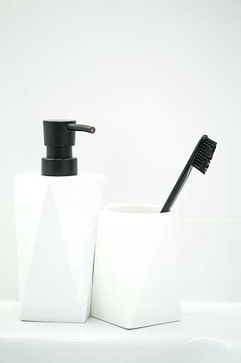 흰색 배경에 다양한 욕실 도구 액화 비누 칫솔의 컬렉션 제로 폐기물 청소 제품의 세트 현대적인 욕실 0명에 대한 스톡 사진 및