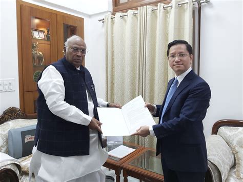 ambassador nguyen thanh hai greets the chairman of the indian national congress party inc