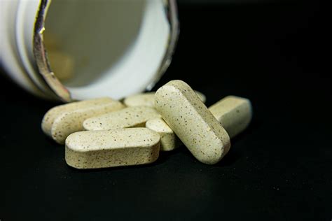 건강 건강 보조 식품 건강과 웰빙 건강제품 검은 표면 검은색 배경 검은색 정제 다이어트 약 대체 의학 마약