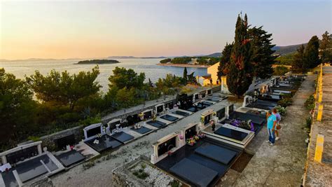 Хрвати руше српске споменике Последњи чин етничког чишћења Срба из Хрватске — Rt Balkan