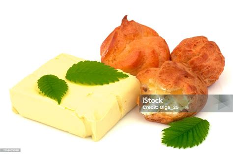 버터 스프레드 마가린 오일 바 팩 조각 구운 에클레어 커스터드 케이크와 녹색 잎 파슬리 녹색 잎블록 흰색 배경에 격리 0명에