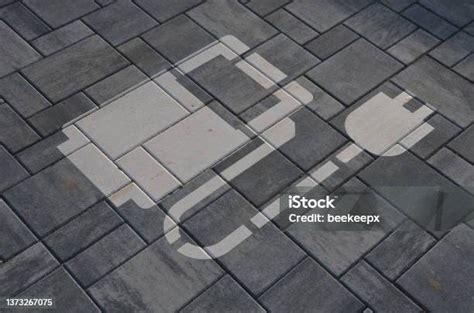 전기 자동차 도로 표지판 예약 케이블이 있는 주유소 기호가 있는 충전소와 전기 배터리 충전플러그 주차장 타일에 분무 0명에 대한 스톡 사진 및 기타 이미지 Istock