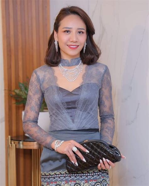 ปักพินในบอร์ด မြန်မာပွဲတက်ဝတ်စုံဒီဇိုင်း ในปี 2024 เสื้อลูกไม้ แฟชั่น เสื้อ