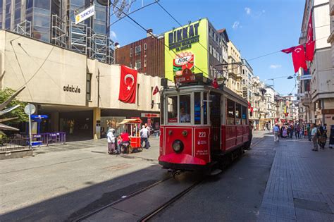 오래 된 전통적인 전차와 터키 이스탄불의 탁 심 지역 Istiklal 거리에 Pedesterians 0명에 대한 스톡 사진 및 기타 이미지 Istock