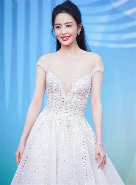 佟麗婭 簡約大方知性美 資訊咖
