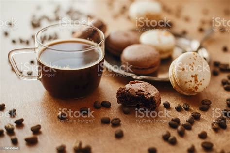 유리 컵에 커피와 구운 커피 콩 나무 테이블에 빈티지 접시에 맛있는 마카롱 쿠키 아침 커피와 아침 식사 과자를 곁들인 에스프레소 갈색에 대한 스톡 사진 및 기타 이미지