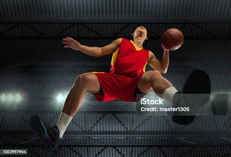 젊은 프로 농구 선수 검은 배경에 고립 된 모션 아래에서 봐 스포츠 운동 에너지 및 역동적인 개념 20 24세에 대한 스톡 사진