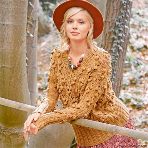 Современный пуловер цвета охры с шишечками вязаный спицами