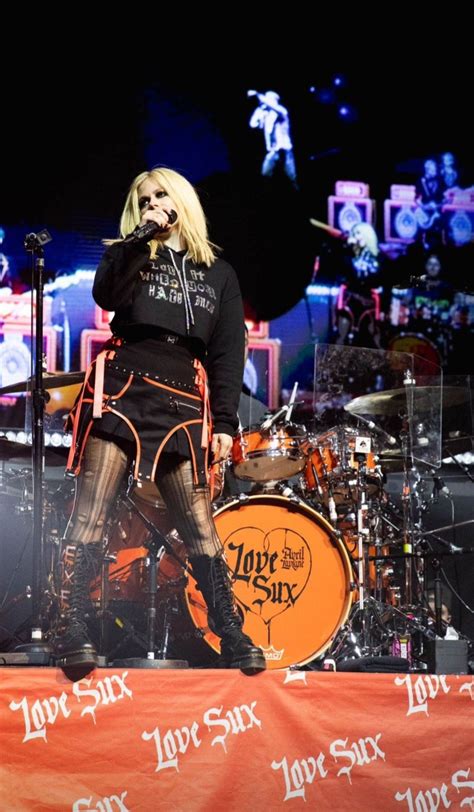 Avril Lavigne Performing For Love Sux Tour 2023 Rockeiras Ideias