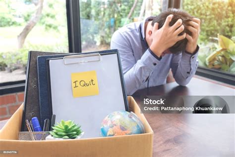 갈색 골 판지 상자 및 실업가에 그의 모든 소지품 및 파일을 패킹의 이미지는 사직 사임 개념에 스트레스 거절에 대한 스톡 사진 및 기타 이미지 Istock