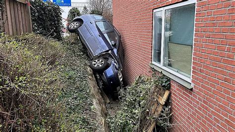 U Vending Gik Galt Bil Kilet Fast Mellem Husmur Og Skråning Tv 2
