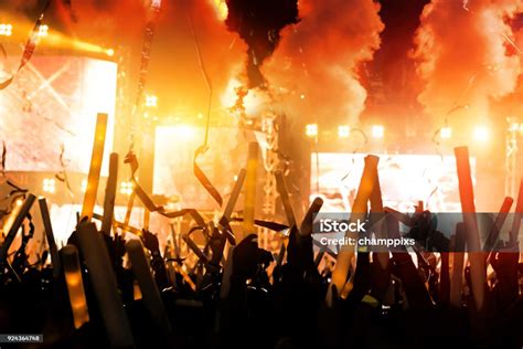 콘서트 무대 조명과 사람들 팬 관객 실루엣의 손 또는 발광 스틱 스포트라이트 빛나는 효과와 연기 음악 축제 후면 보기에 들고 모금 군중 공연에 대한 스톡 사진 및 기타