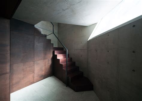 Atelier Tekuto Completes Crystalline Concrete Home