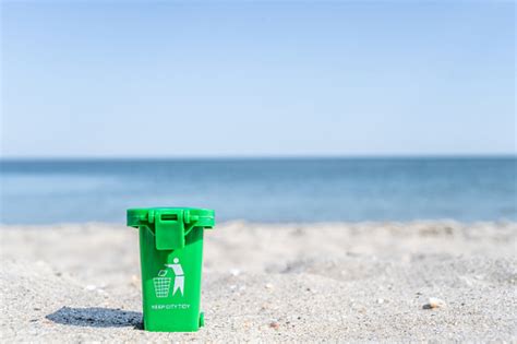 모래 해변에서 재활용에 적합한 종이 플라스틱 유리 및 유기 폐기물로 녹색 색의 쓰레기통이 있습니다 쓰레기 분리 쓰레기 선별 깨끗한에 대한 스톡 사진 및 기타 이미지 Istock