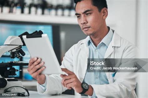 실험실 연구 데이터 분석 및 현미경 결과 또는 테스트 보고서 읽기를 위한 과학자 사람 및 태블릿 디지털 기술 과학 소프트웨어 및