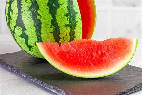 채식 음식 잘 익은 신선한 수박과 가벼운 배경의 슬레이트 보드에 베리 조각을 클로즈업합니다 천연 농산물의 개념 0명에 대한 스톡 사진 및 기타 이미지 Istock