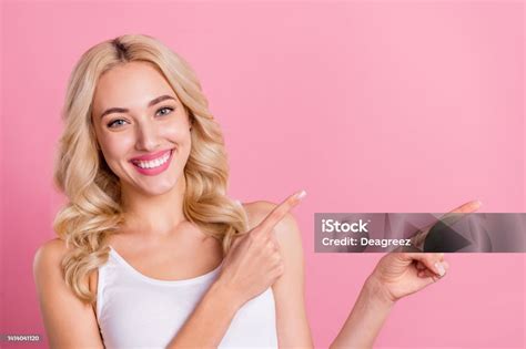매력적인 쾌활한 금발 소녀의 초상화 복사 공간 광고를 보여주는 분홍색 파스텔 색상 배경 위에 고립 된 모습 20 24세에 대한 스톡 사진 및 기타 이미지 Istock