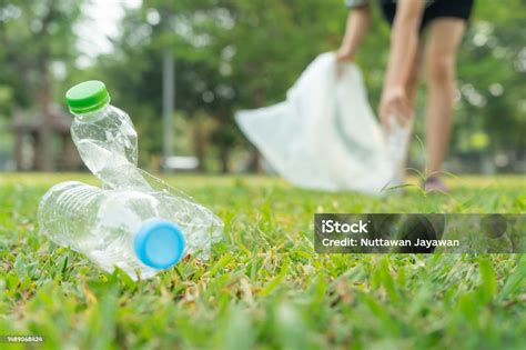 지구를 구하십시오 자원 봉사자는 공원에서 쓰레기를 줍고 플라스틱 병은 분해가 어렵고 해를 방지합니다 지구 환경 녹색 행성 지구 온난화 감소 세계 구하기 오염 가방에 대한