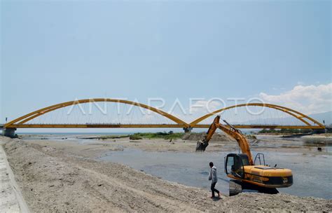 Dredging Sediment River Antara Foto
