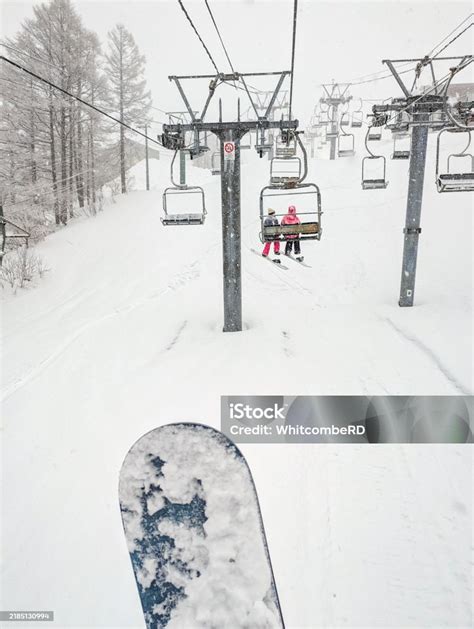 스키 리조트의 체어리프트에 있는 스노보드의 1인칭 시점 2명에 대한 스톡 사진 및 기타 이미지 2명 겨울 겨울 스포츠 Istock